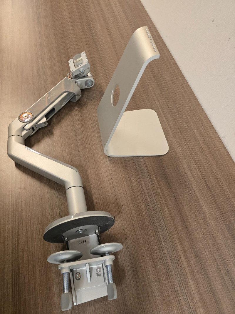 Lot # 62 - Apple 27" Thunderbolt Display w/ VESA Quick Release, Arm ...